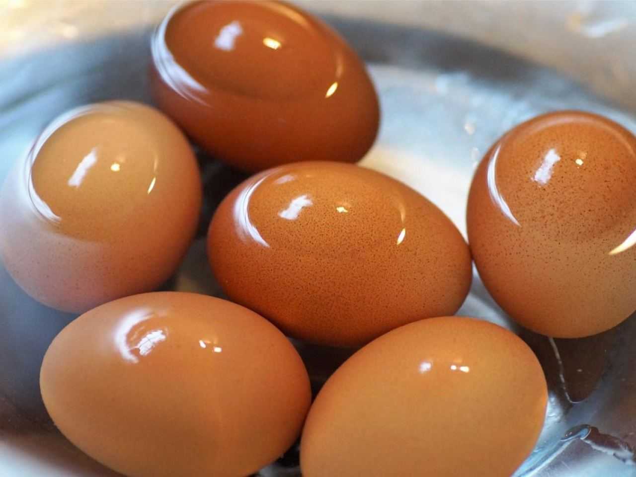 Met deze slimme truc komt de schaal van je ei moeiteloos los na het ... Met deze slimme truc komt de schaal van je ei moeiteloos los na het ...